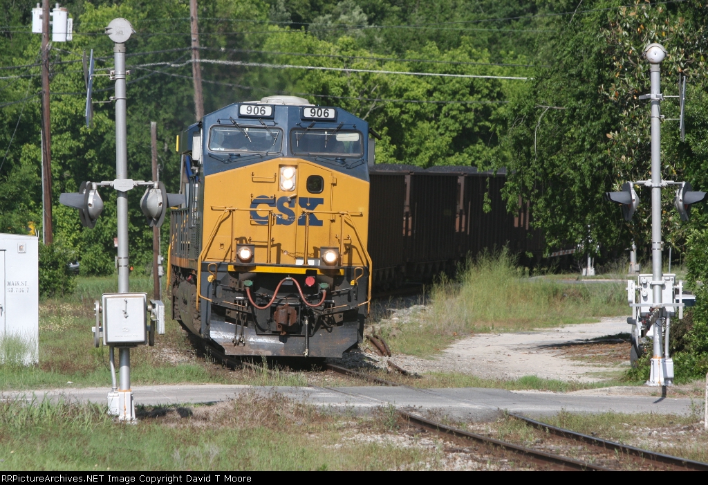 CSX 906 leads T147-30 south across Main Street